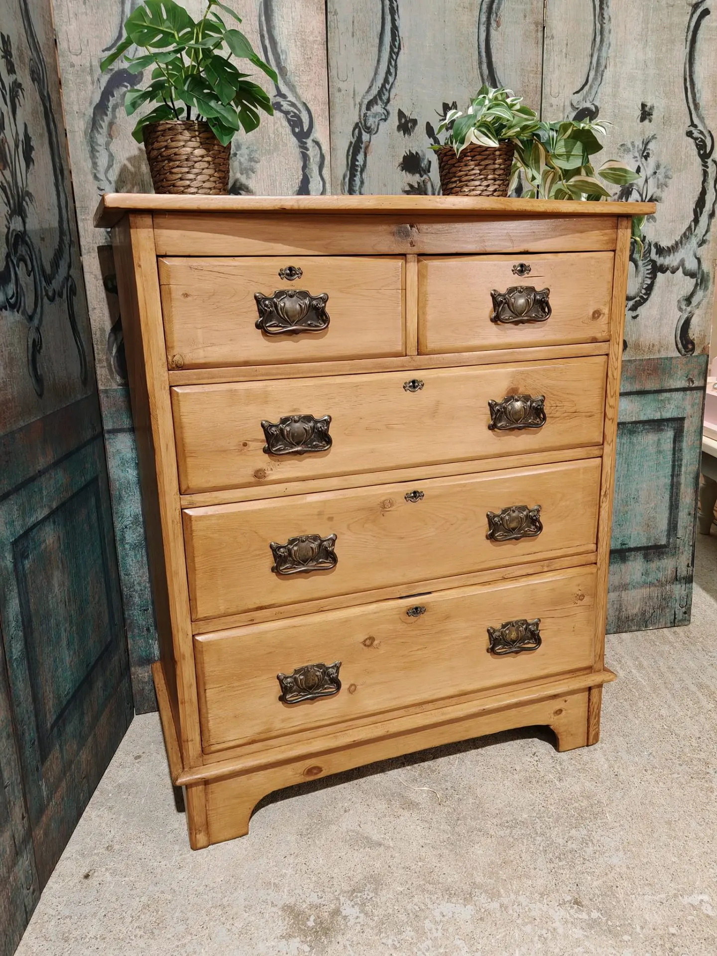 beautiful victorain pine chest of drawers
